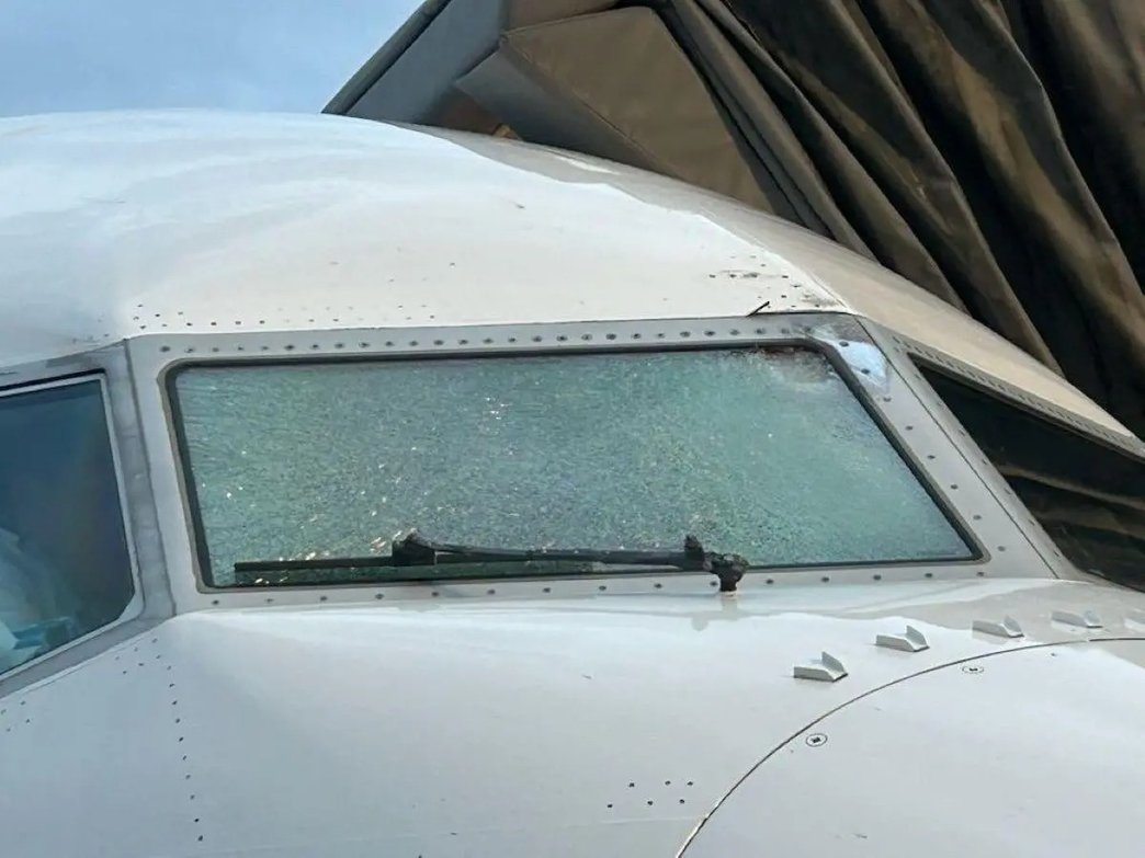 Boeing 737 Max colpito in volo da oggetto non identificato, Atterraggio ...