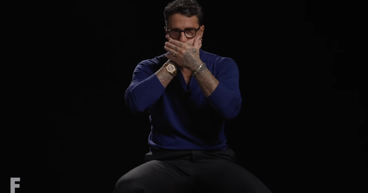 Corona, foto shock di Signorini: “Lo sai cosa bisogna fare per entrare ...