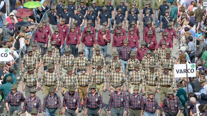 Genova, Alpini insultati dalle transfemministe: “Molestatori, maschi ...